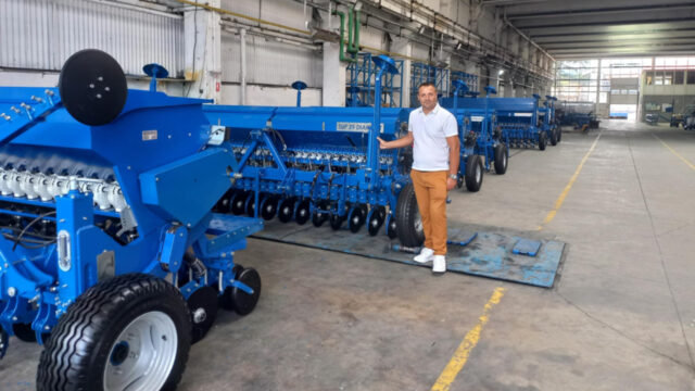 Valentin Popa și-a cumpărat o semănătoare românească. ”E singura ...